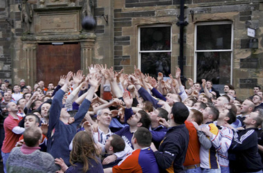 Ba’ Game - Massenfußball auf den Orkney Inseln - Mortimer