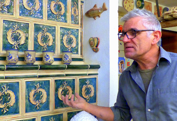 7. Insel-Töpfer Georg Klampfleuthner vor seinen berühmten Ofen ...