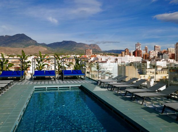 Kreuz, Bikinis und mehr: Benidorm is different | Mortimer Magazin